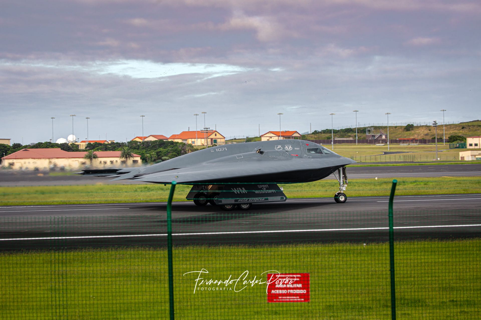 Bombardeiro furtivo B2 da Força Aérea norte-americana reabastece na ...