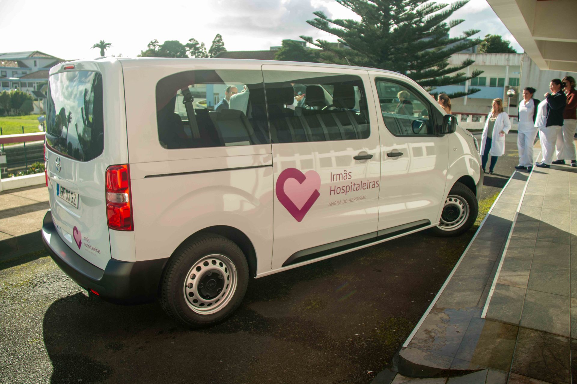 Governo entrega 36 viaturas elétricas a instituições sociais | Rádio ...